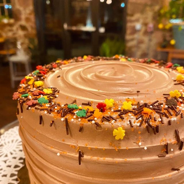 Vanilla Cake / Chocolate Buttercream | Queen City Bakery